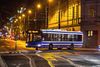 fotografia de <a href="https://pixabay.com/en/night-bus-solaris-urbino-krak%C3%B3w-858546/" target="_blank" rel="noreferrer">Transportphoto</a> (<a href="https://creativecommons.org/share-your-work/public-domain/cc0/" target="_blank" rel="noreferrer">CC0</a>)  modificado