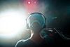 fotografia de <a href="https://pixabay.com/photos/dj-music-headphones-concert-show-690986/" target="_blank" rel="noreferrer">Free-Photos</a> (<a href="https://creativecommons.org/share-your-work/public-domain/cc0/" target="_blank" rel="noreferrer">CC0</a>)  modificado