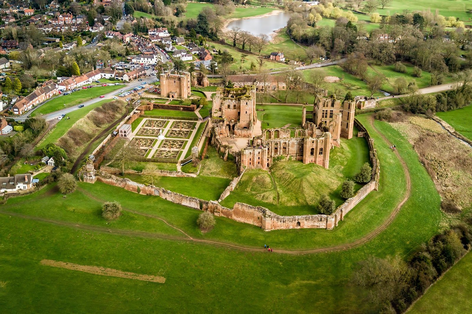 10 Best Castles and Ancient Ruins in the Cotswolds