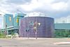 fotografia de <a href="https://commons.wikimedia.org/wiki/File:DetroitScienceCenter.jpg" target="_blank" rel="noreferrer">Andrew Jameson</a> (<a href="https://creativecommons.org/licenses/by-sa/3.0/" target="_blank" rel="noreferrer">CC BY-SA 3.0</a>)  modificado
