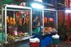 fotografia de <a href="https://commons.wikimedia.org/wiki/File:Siem_Reap_street_food_(15932997329).jpg" target="_blank" rel="noreferrer">yashima</a> (<a href="https://creativecommons.org/licenses/by-sa/2.0/" target="_blank" rel="noreferrer">CC BY-SA 2.0</a>) modificado