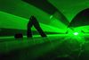 fotografia de <a href="https://pixabay.com/photos/party-lights-music-night-club-629241/" target="_blank" rel="noreferrer">453169</a> (<a href="https://creativecommons.org/share-your-work/public-domain/cc0/" target="_blank" rel="noreferrer">CC0</a>)  modificado
