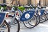fotografia de <a href="https://pixabay.com/en/bicycles-city-bicycles-luggage-rack-367104/" target="_blank" rel="noreferrer">Tomasz_Mikolajczyk</a> (<a href="https://creativecommons.org/share-your-work/public-domain/cc0/" target="_blank" rel="noreferrer">CC0</a>)  modificado