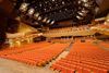 fotografia de <a href="https://commons.wikimedia.org/wiki/File:Queen_Elizabeth_Theatre_Vancouver_View_from_Stage.jpg" target="_blank" rel="noreferrer">MichaelThoeny</a> (<a href="https://creativecommons.org/licenses/by-sa/3.0/" target="_blank" rel="noreferrer">CC BY-SA 3.0</a>) modificado