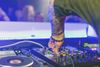 fotografia de <a href="https://pixabay.com/da/photos/dj-deejay-nat-klub-techno-rave-743802/" target="_blank" rel="noreferrer">453169</a> (<a href="https://creativecommons.org/share-your-work/public-domain/cc0/" target="_blank" rel="noreferrer">CC0</a>)  modificado