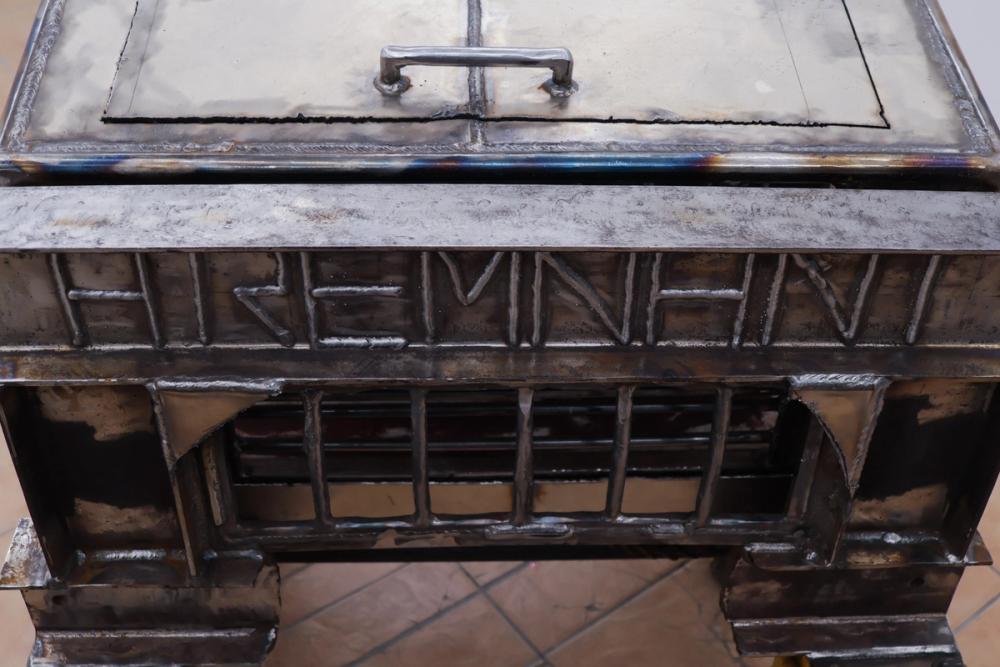 PIN–UP | ISAIAH DAVIS IS PLAYING WITH FIRE