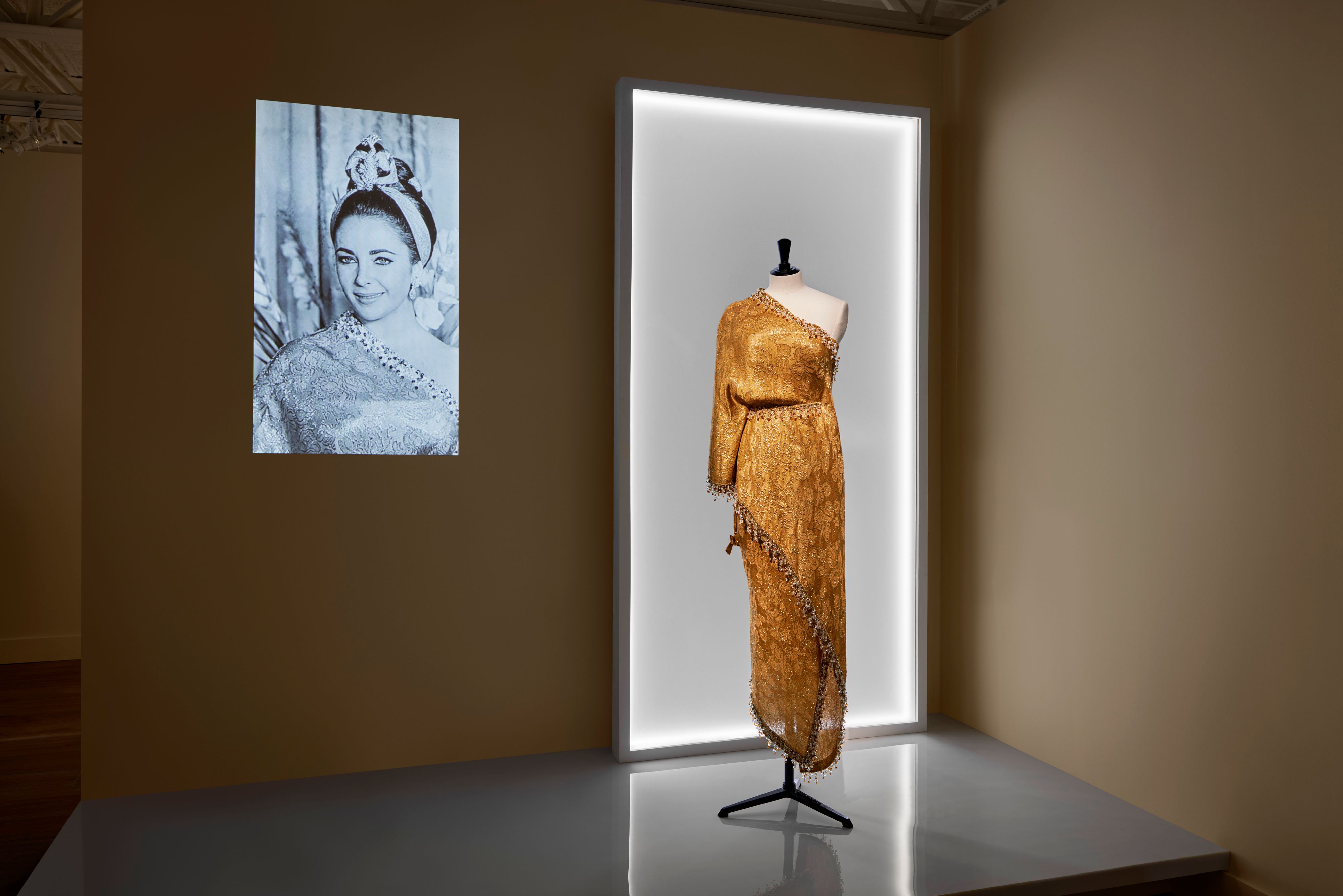 PIN–UP | BODY AND DRESS UNITED: SCAD FASH PRESENTS CRISTÓBAL BALENCIAGA