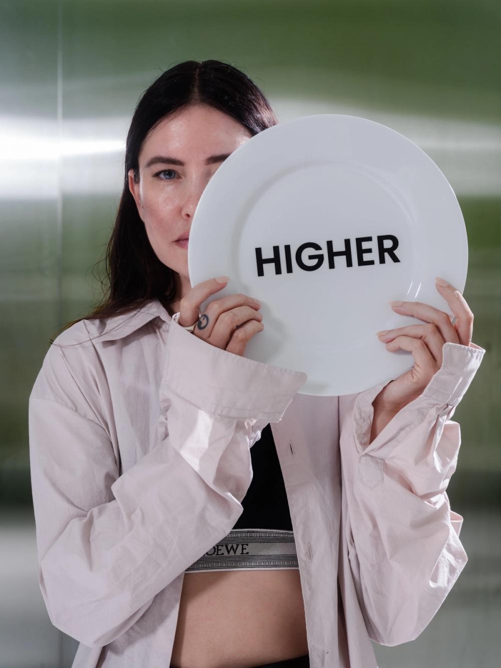 PIN–UP | LIGHT AND SPACE: CAT SNODGRASS GOES THE OPPOSITE WAY