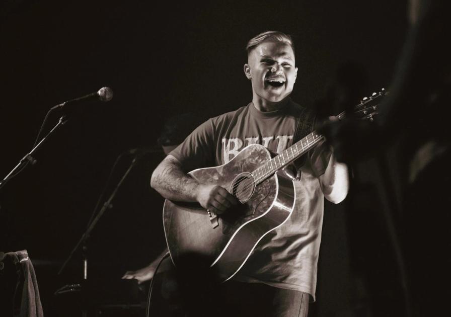 “I Love This Song”: Zach Bryan Praises Sabrina Carpenter and Sings ...