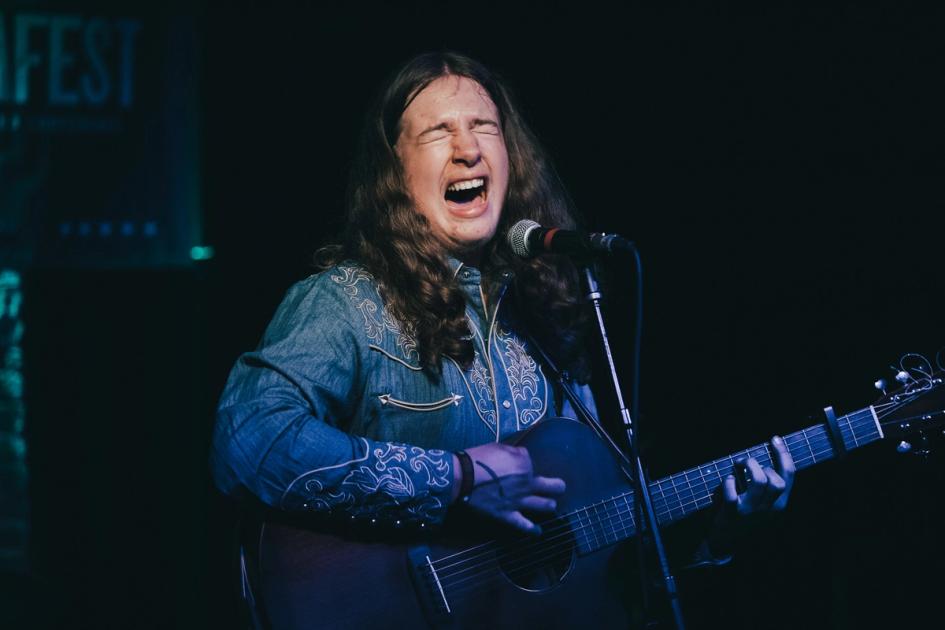 Jake Kohn Surprises New Listeners at AMERICANAFEST 2023 | Holler