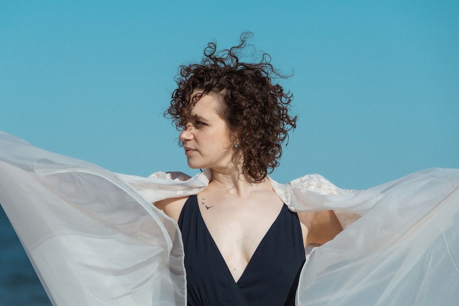 Holler Album Premiere - Katie Callahan's 'The Water Comes Back'