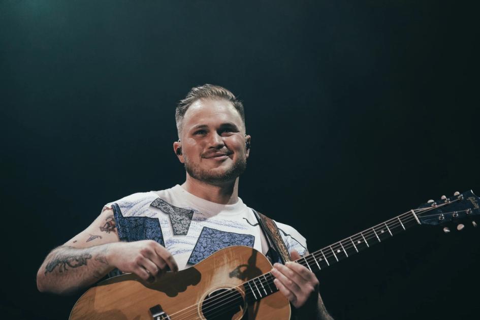 Zach Bryan Invites Tulsa Man On-Stage to Sing ‘Heading South’ in ...