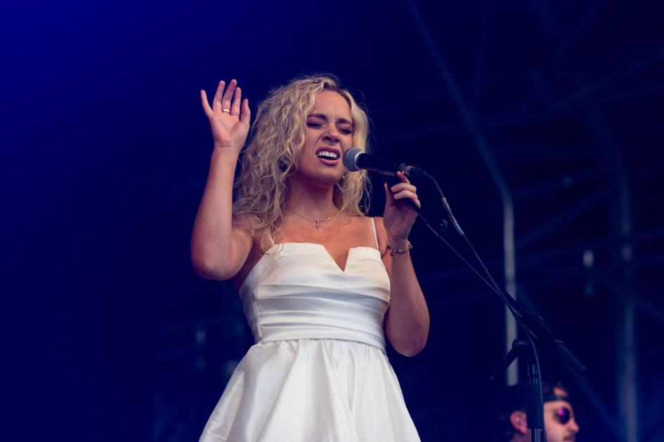 Megan Moroney Performs New Unreleased Song, ‘Nothing Crazy’, During ...