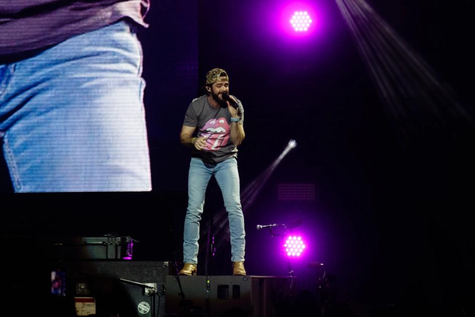 Thomas Rhett Performs New Unreleased Song Written for His Wife, ‘Feelin ...