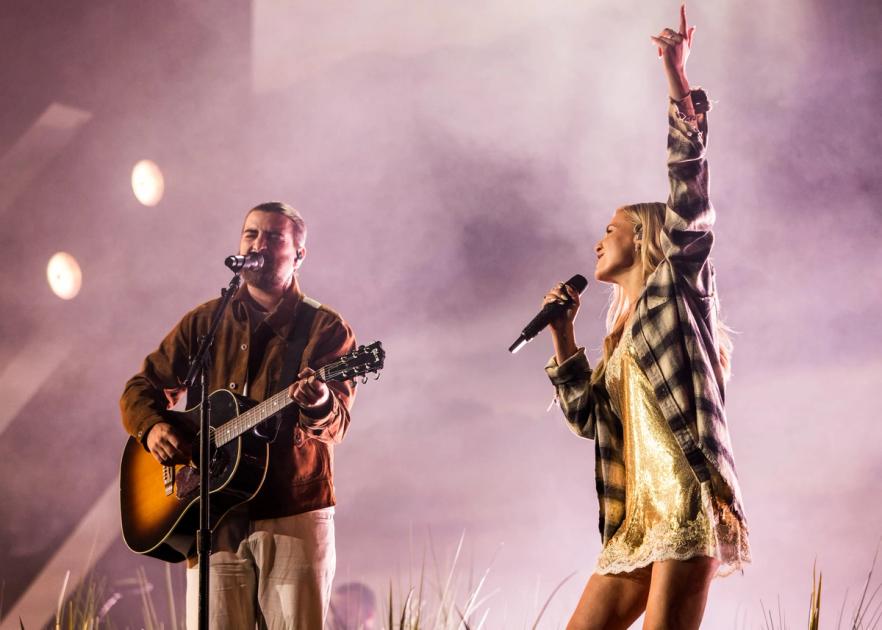 Kelsea Ballerini and Noah Kahan Stun CMA Awards Crowd With Performance ...