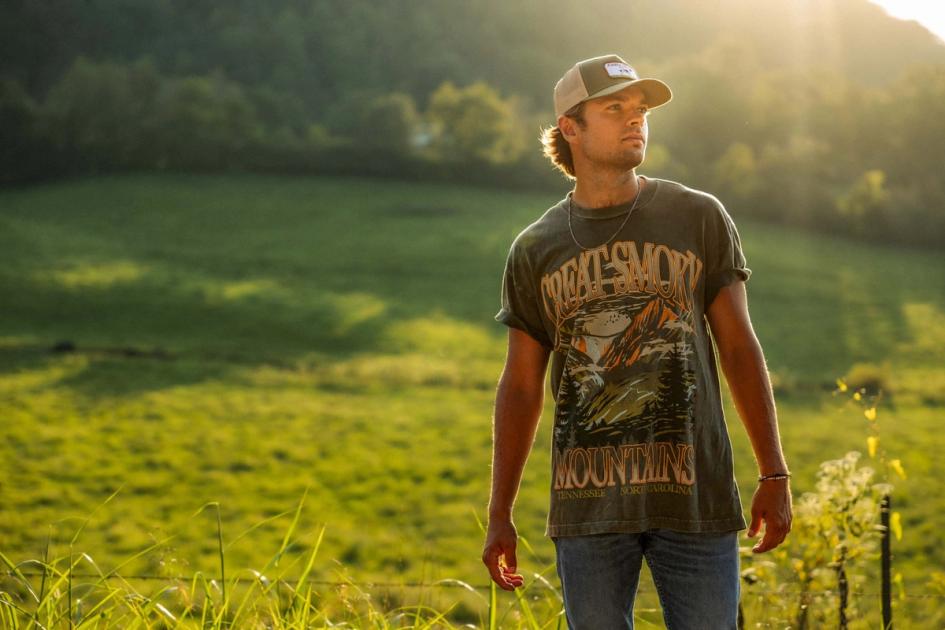 Exclusive: Conner Smith Talks Storytelling, His Debut Album, ‘Meanwhile ...