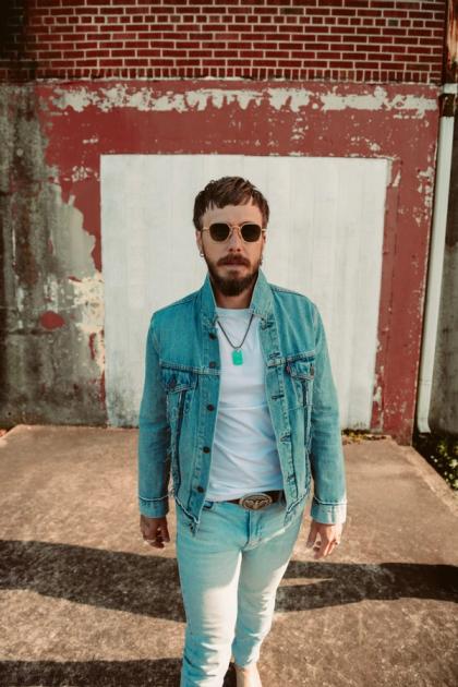Elvie Shane Announces Debut EP ‘Country Roads’ | Holler
