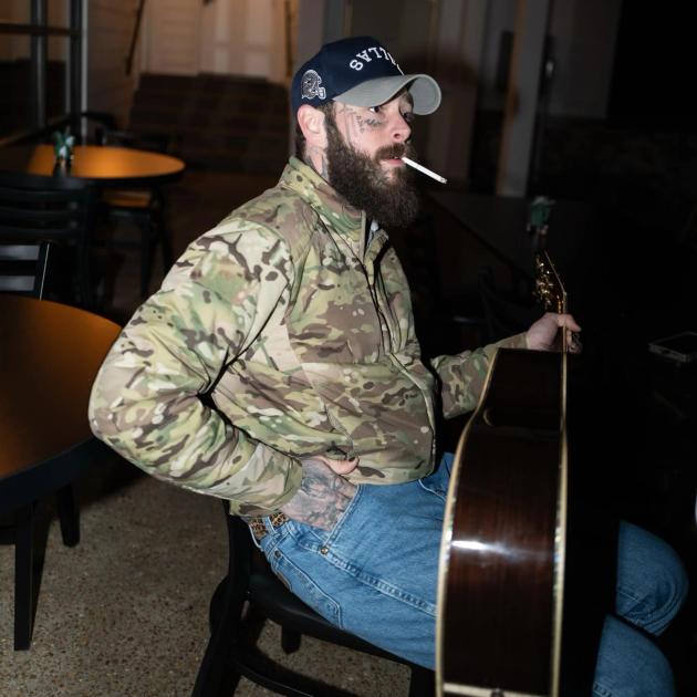 Post Malone and Blake Shelton Perform Live Debut of ‘Somebody Pour Me A ...