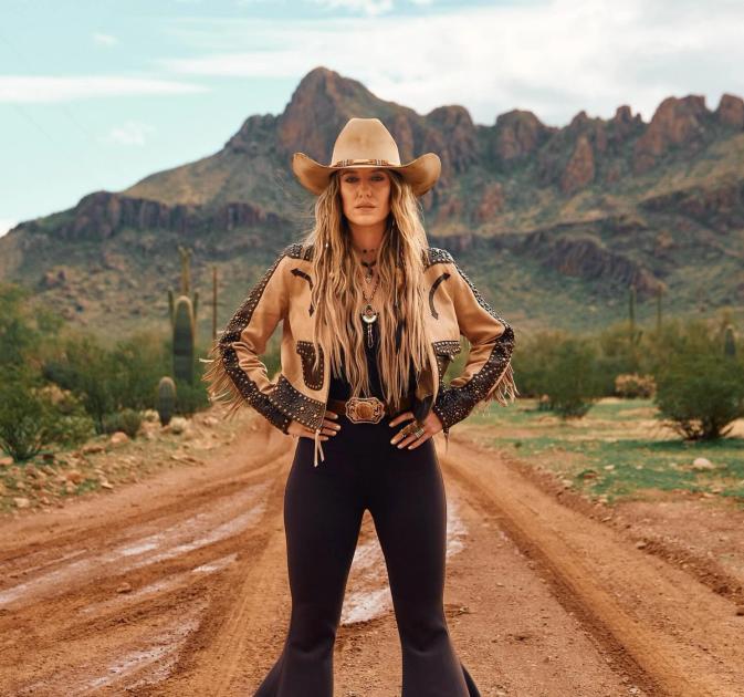 Lainey Wilson Opening New ‘Bell Bottoms Up’ Bar in Nashville, Replacing ...