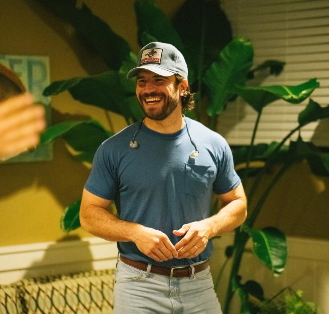 Sam Hunt's ‘Outskirts’ Returns to No. 1 on UK Country Radio Airplay ...