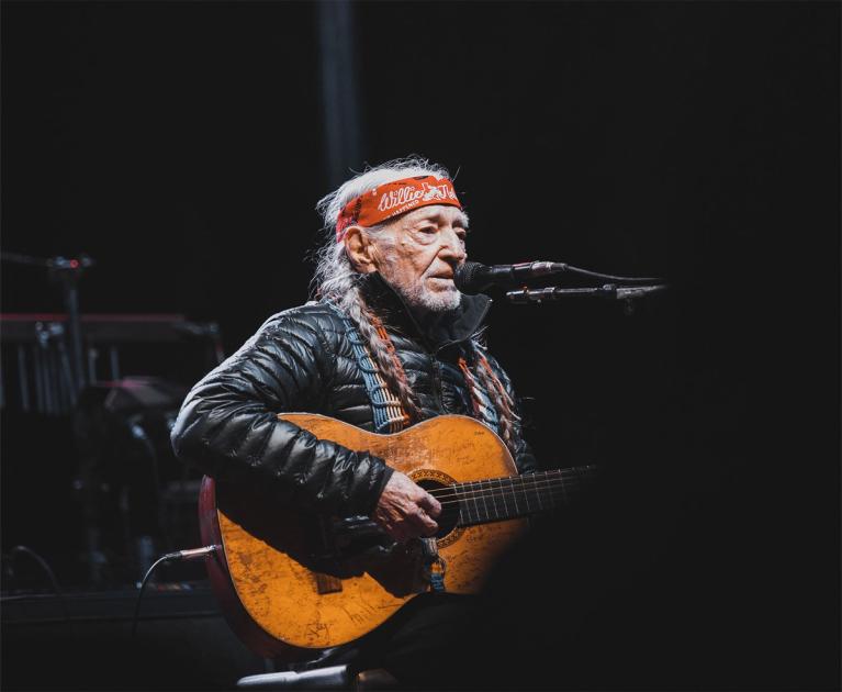 Willie Nelson Performs Iconic 'Rainbow Connection' with Kermit the Frog ...