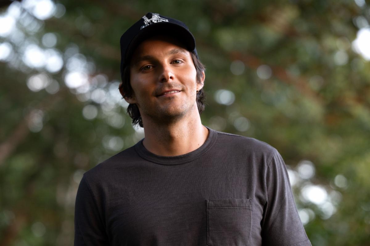 Charlie Worsham Releases New Duet with Luke Combs, ‘How I Learned To Pray’