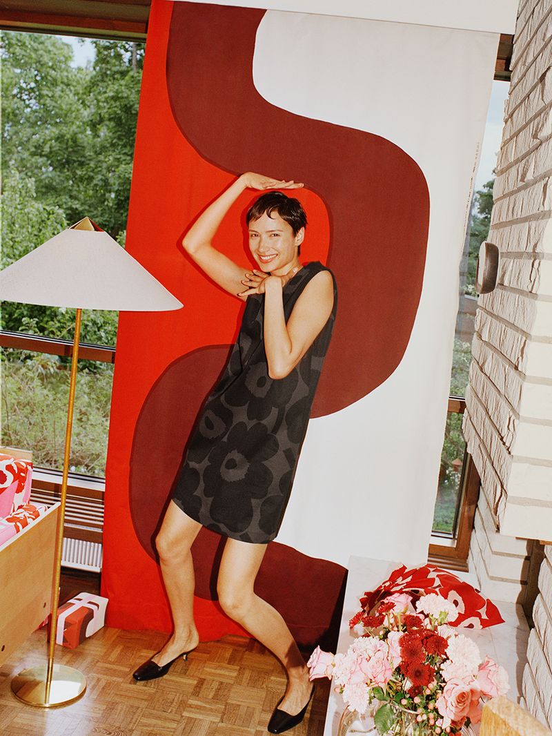 Festive decor the Marimekko way: bows on the tree and gold on the table ...