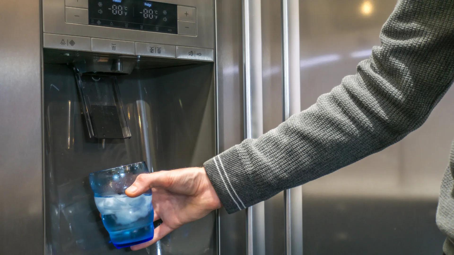 How effective are refrigerator water filters at removing microplastics ...