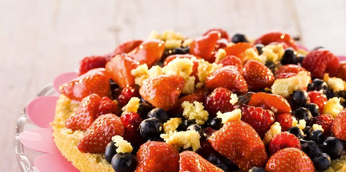 Biskuittorte mit Beeren und Vanilleguss, dazu Buttermilchschaum ...