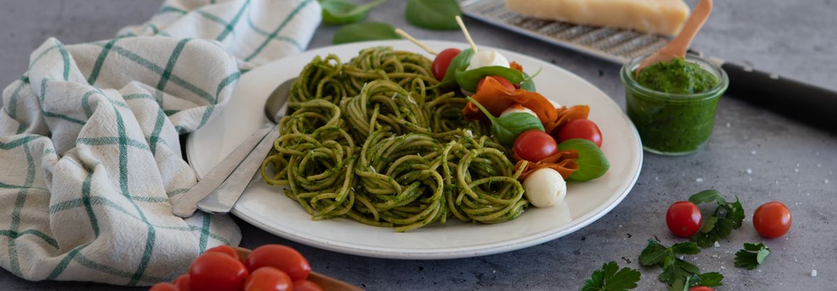 Spaghettini mit Basilikum-Senf-Pesto & italienischen Spießen | denns ...