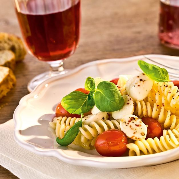 Fusilli Caprese Rezept: Italienischer Nudelsalat mit frischen Zutaten ...