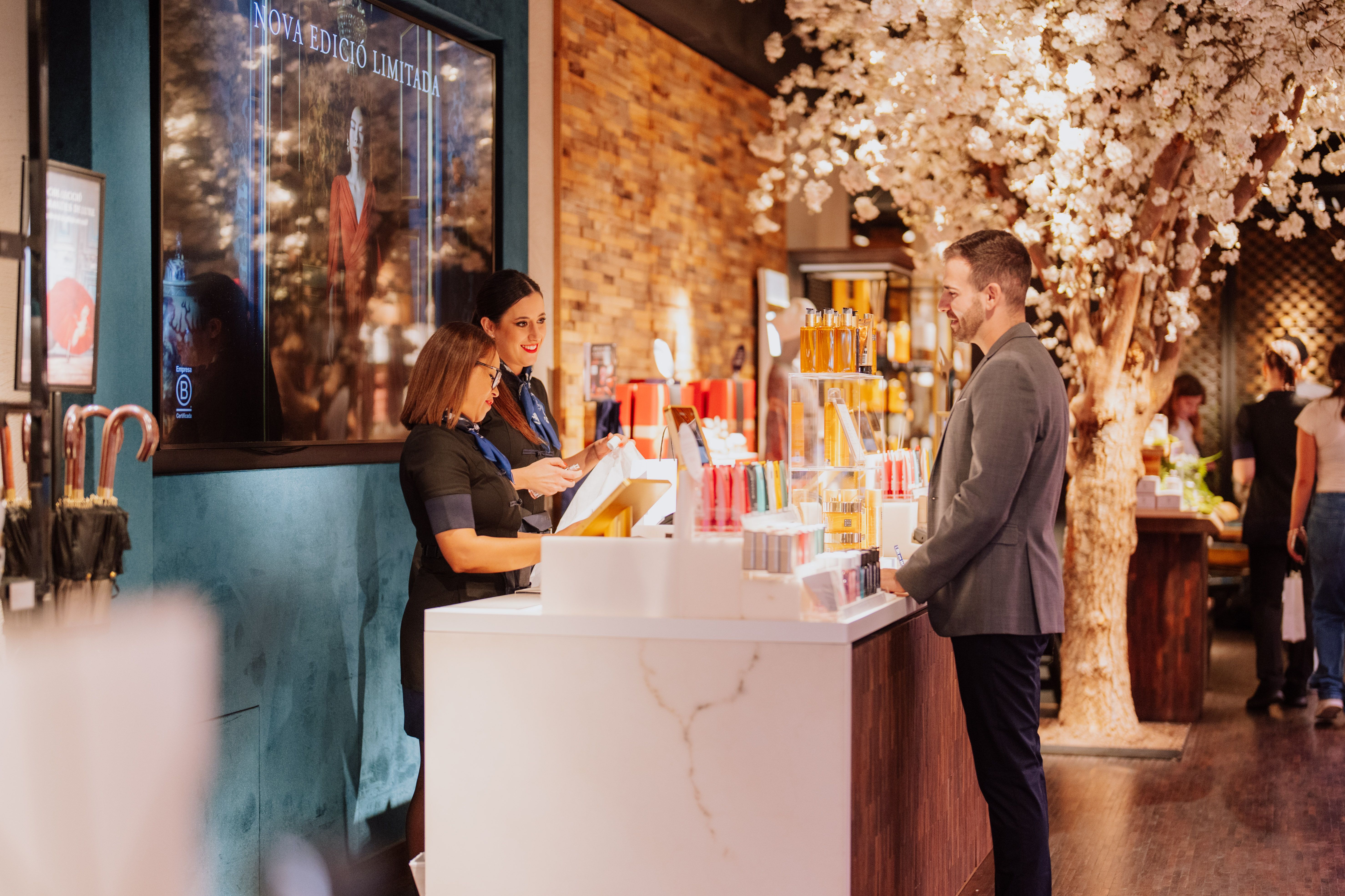 Découvrez les opportunités Store Design & Visual Merchandising chez ...