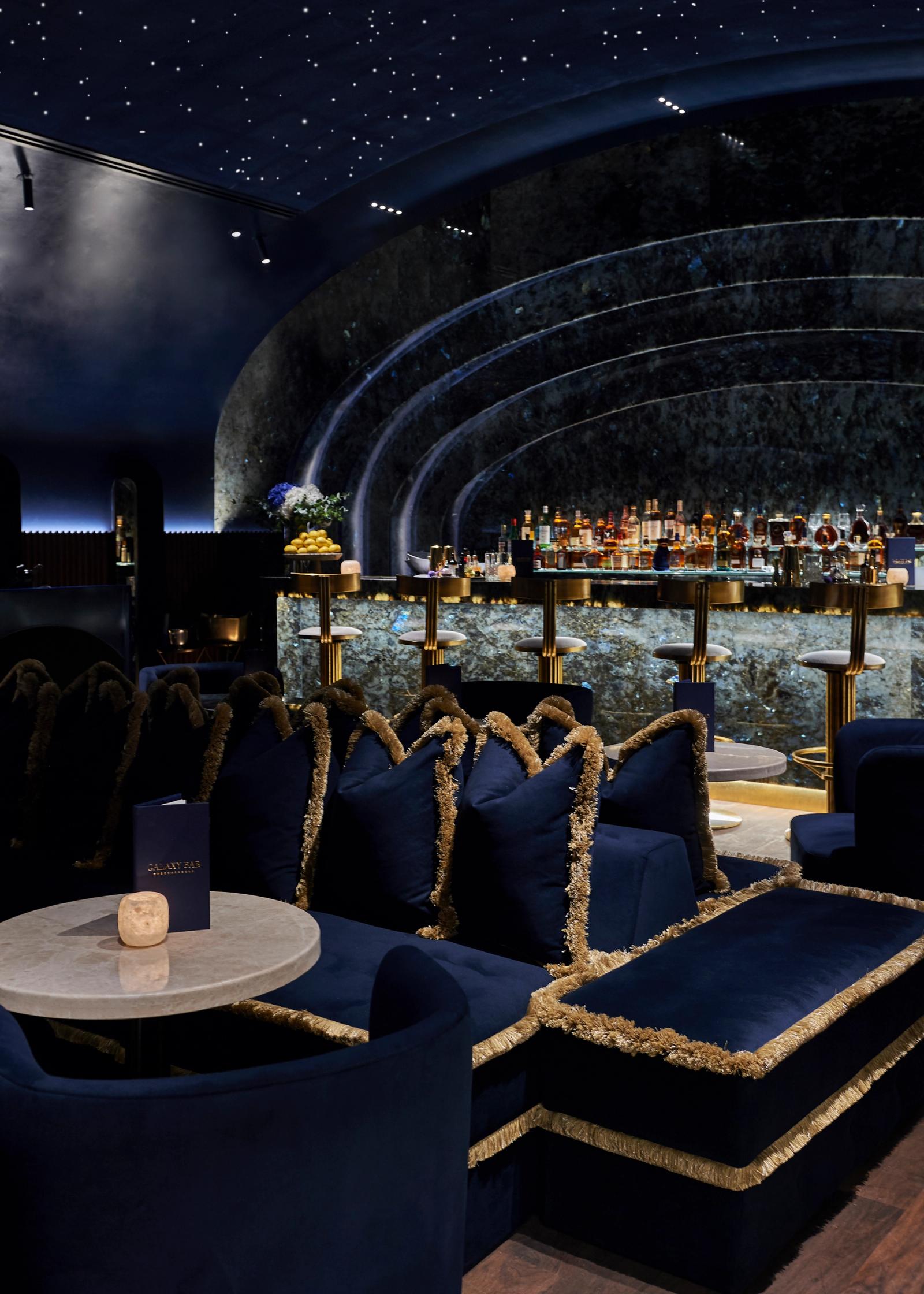 Galaxy Bar | Verhaal