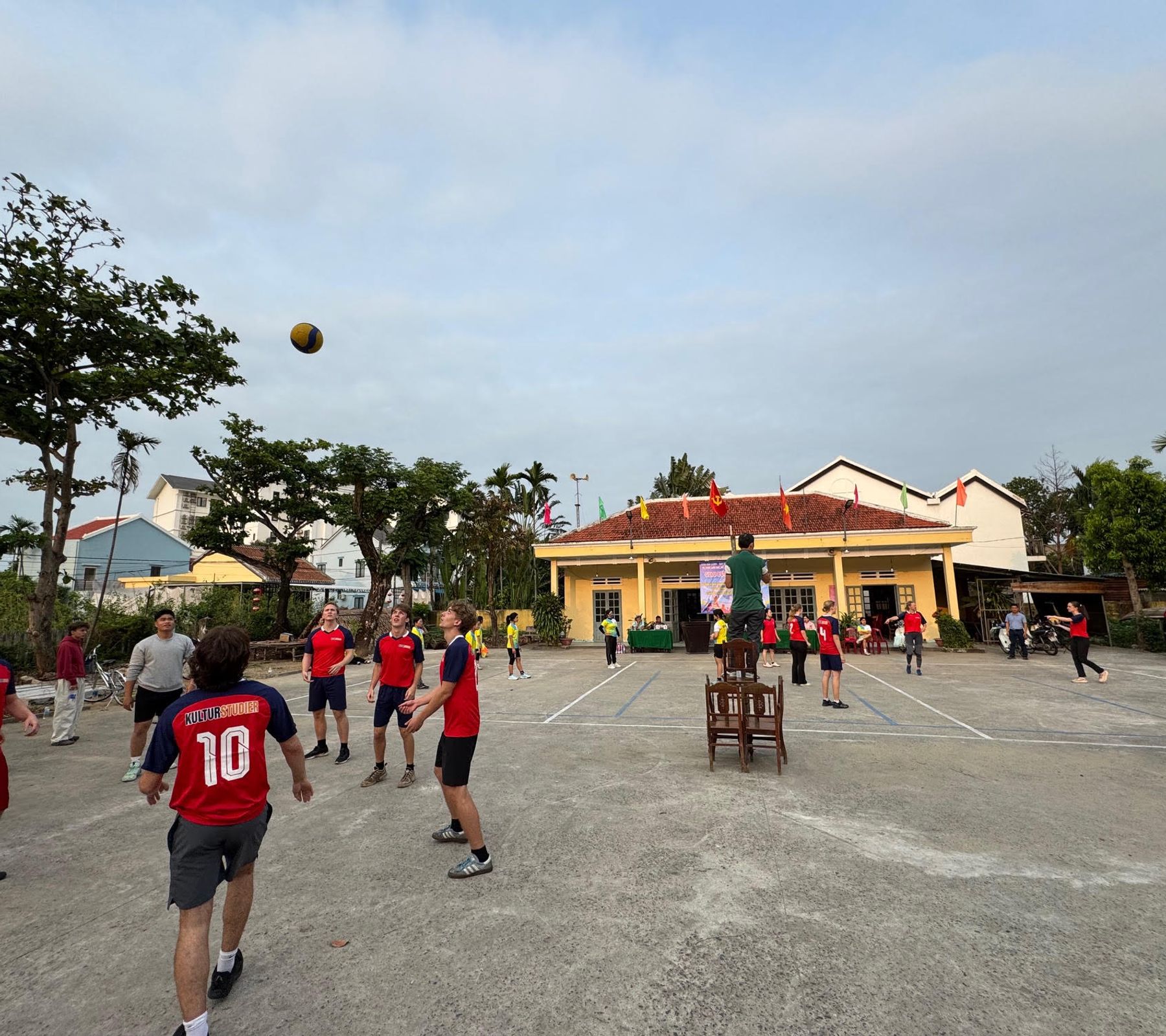 Gruppeeksamen, sene dage på stranden og et knusende volleyballnederlag ...
