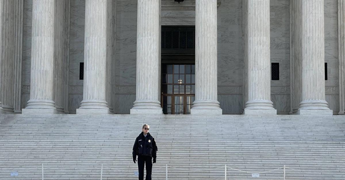 Bare court majority sides with federal inmate on questions of habeas ...
