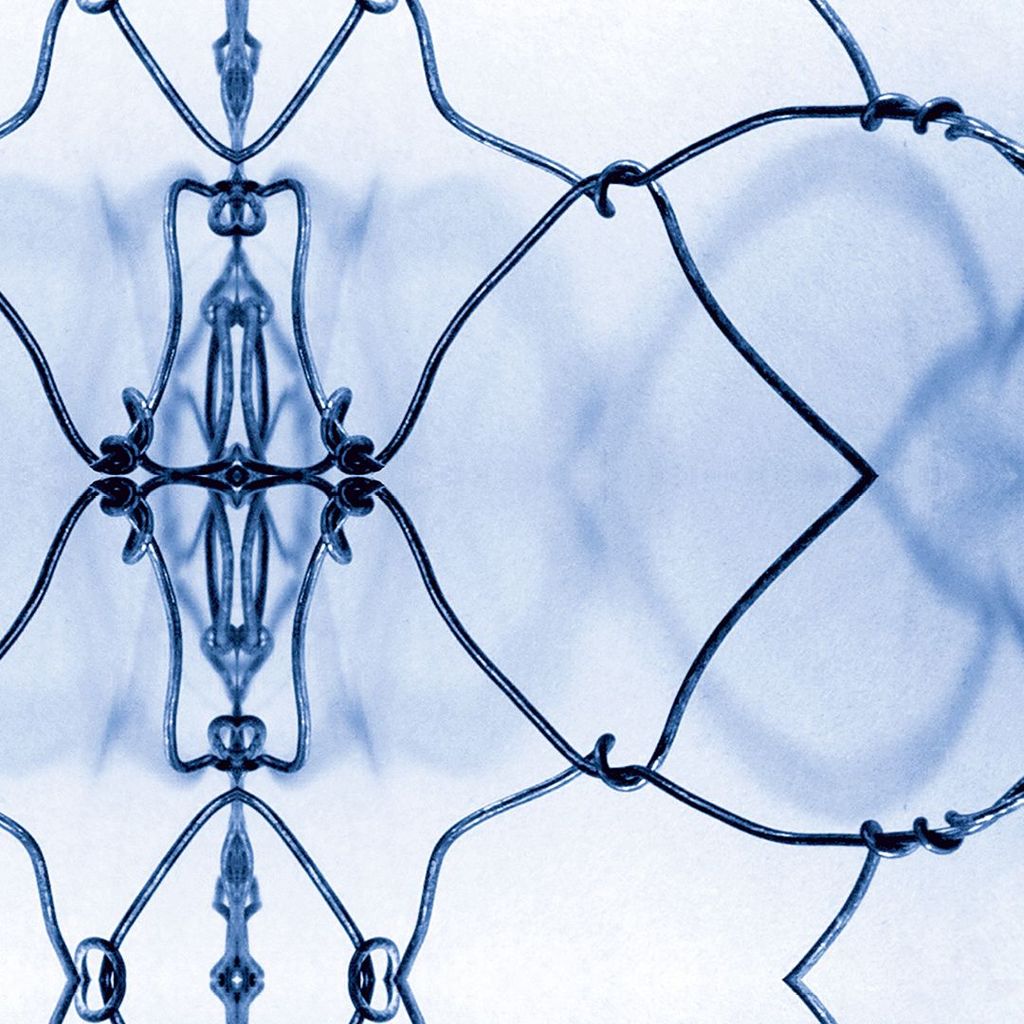 Bending Blue behang - Nostalgic wallpaper with simple style | Decorazzi