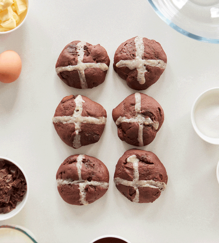 Homemade Easter Treats: Make these choc-chip Hot Cross buns | kikki.K