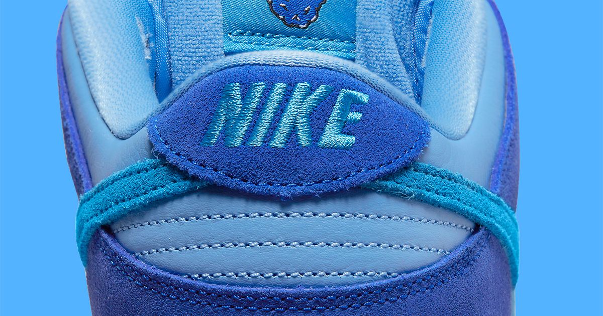 Official Images // Nike SB Dunk Low “Blue Raspberry” | House of Heat°
