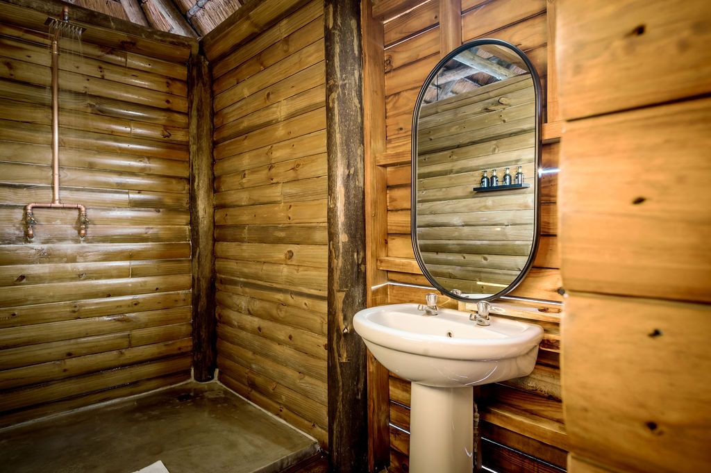 nThambo Tree Camp Bathrooms