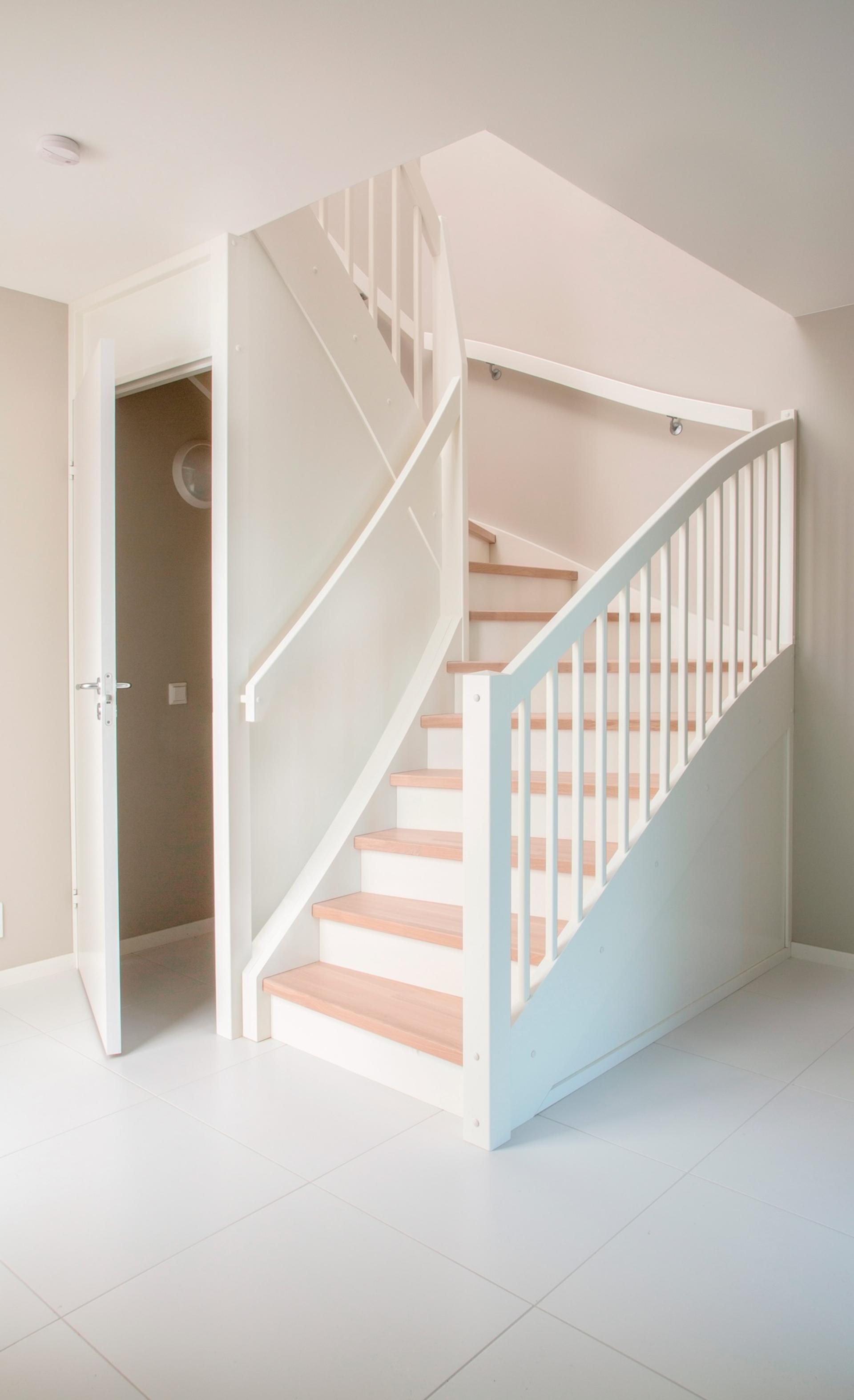 Smart oppbevaring under trappen med Stryntrappa og Trapperingen | Blink Hus