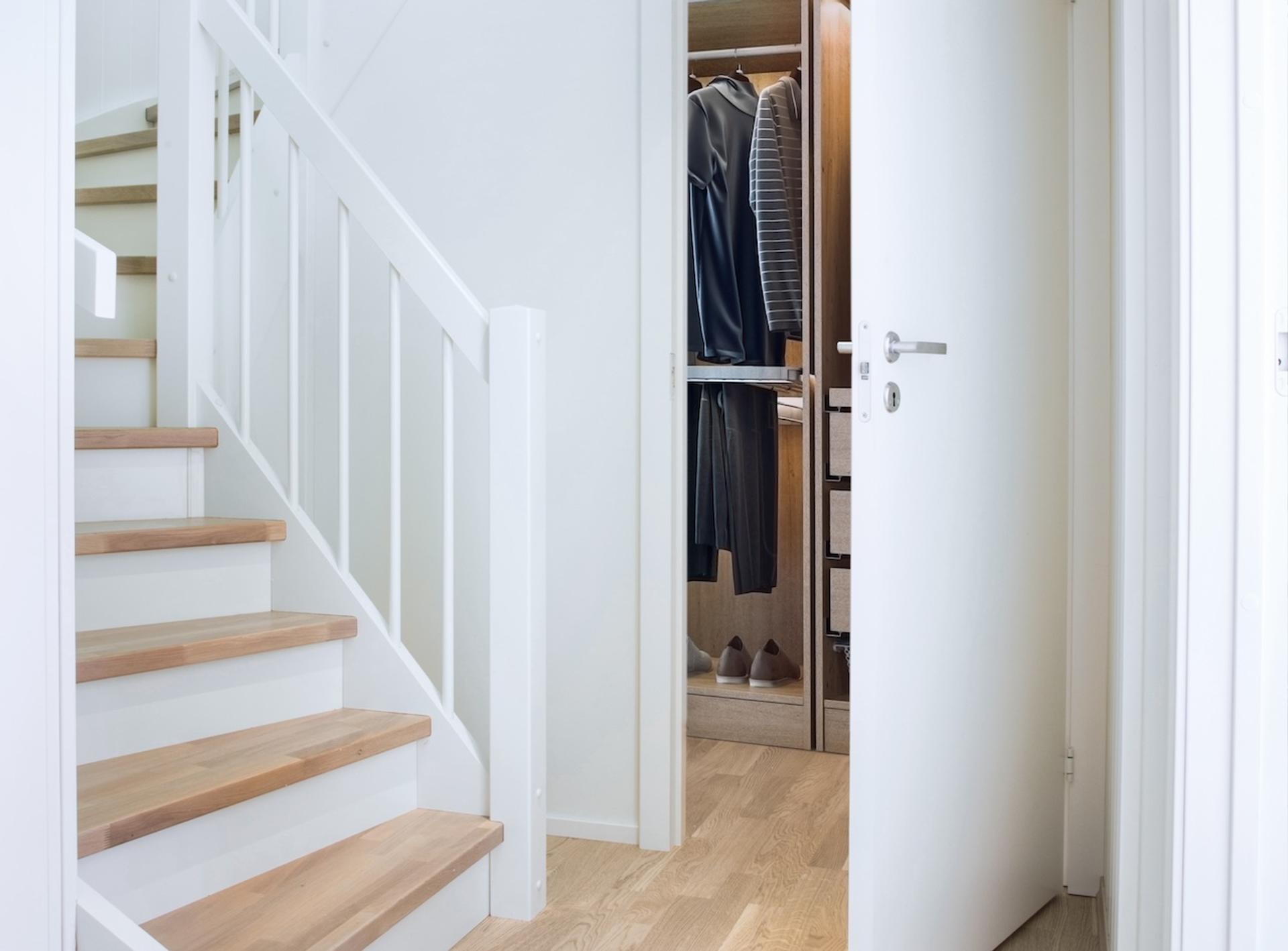 Smart oppbevaring under trappen med Stryntrappa og Trapperingen | Blink Hus