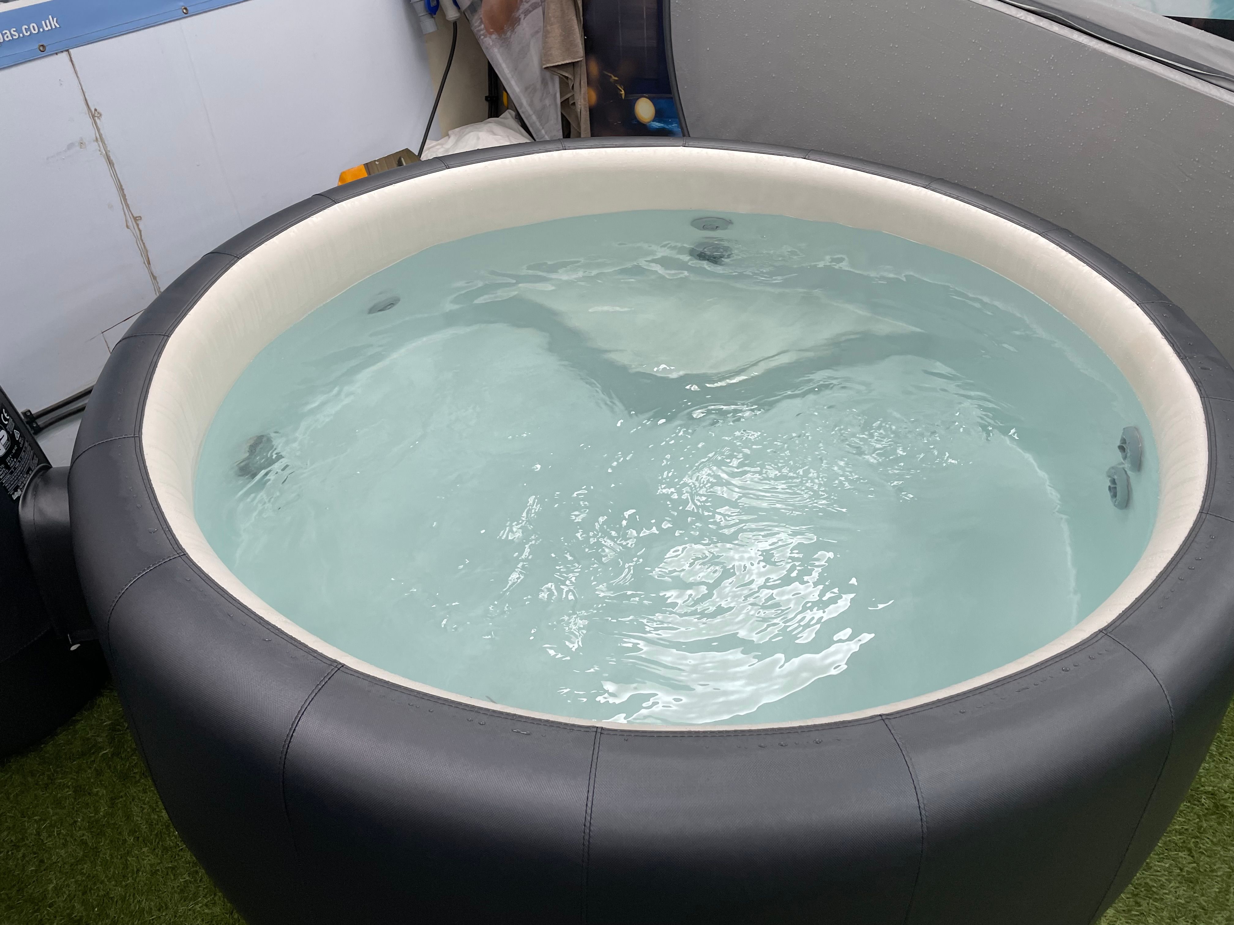 Refurbished Softub T300 Resort 5-6 Person Of the three Softub sizes ...