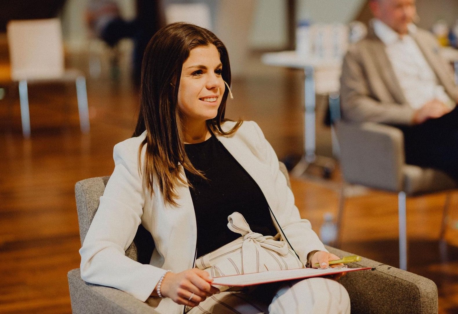 Laura Raggl: Tripled LinkedIn Engagement & Closes 2x More High-Qualified Deals | Scripe Blog