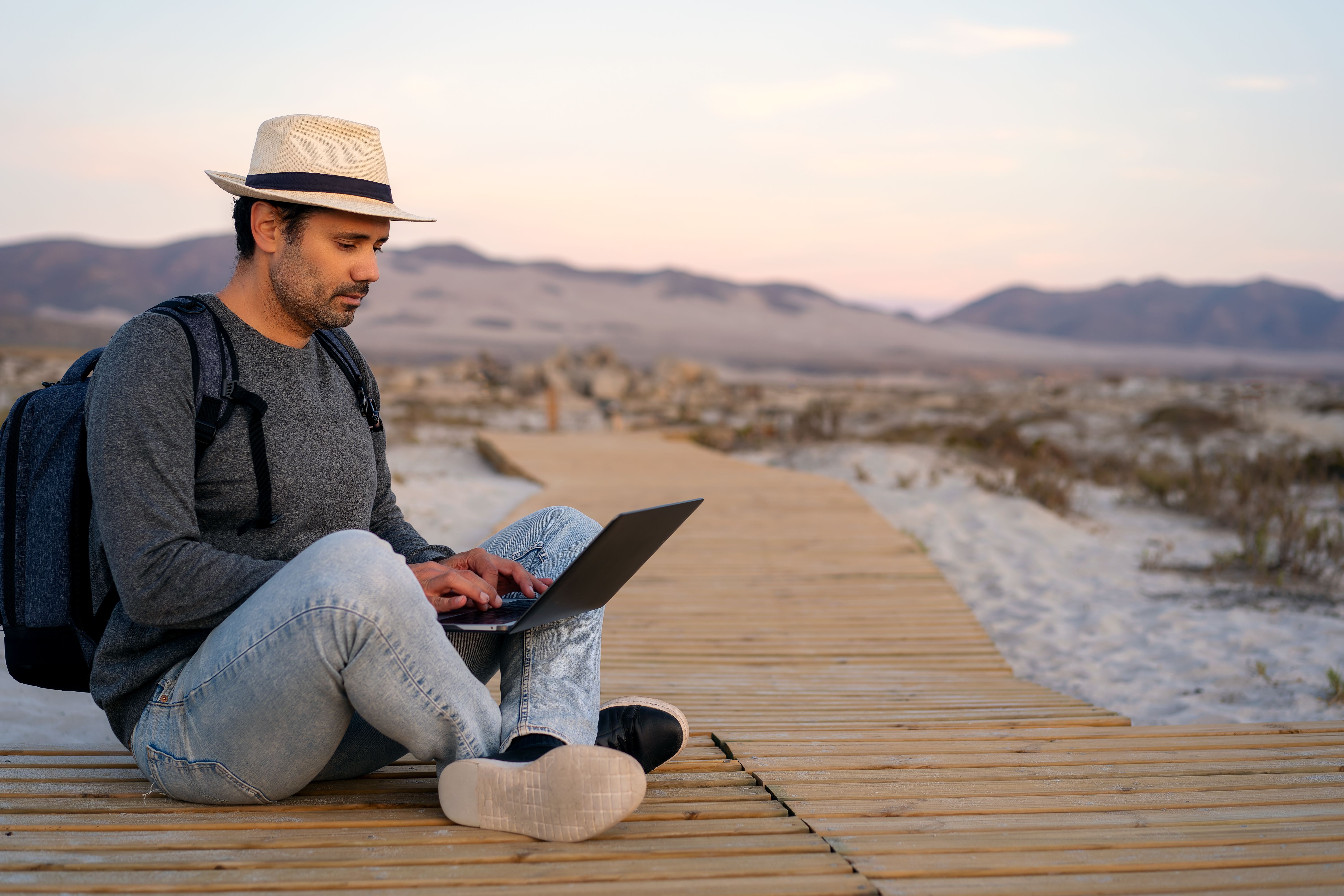 15 Must-Have Items Every Digital Nomad Needs In A Backpack | KnowRoaming