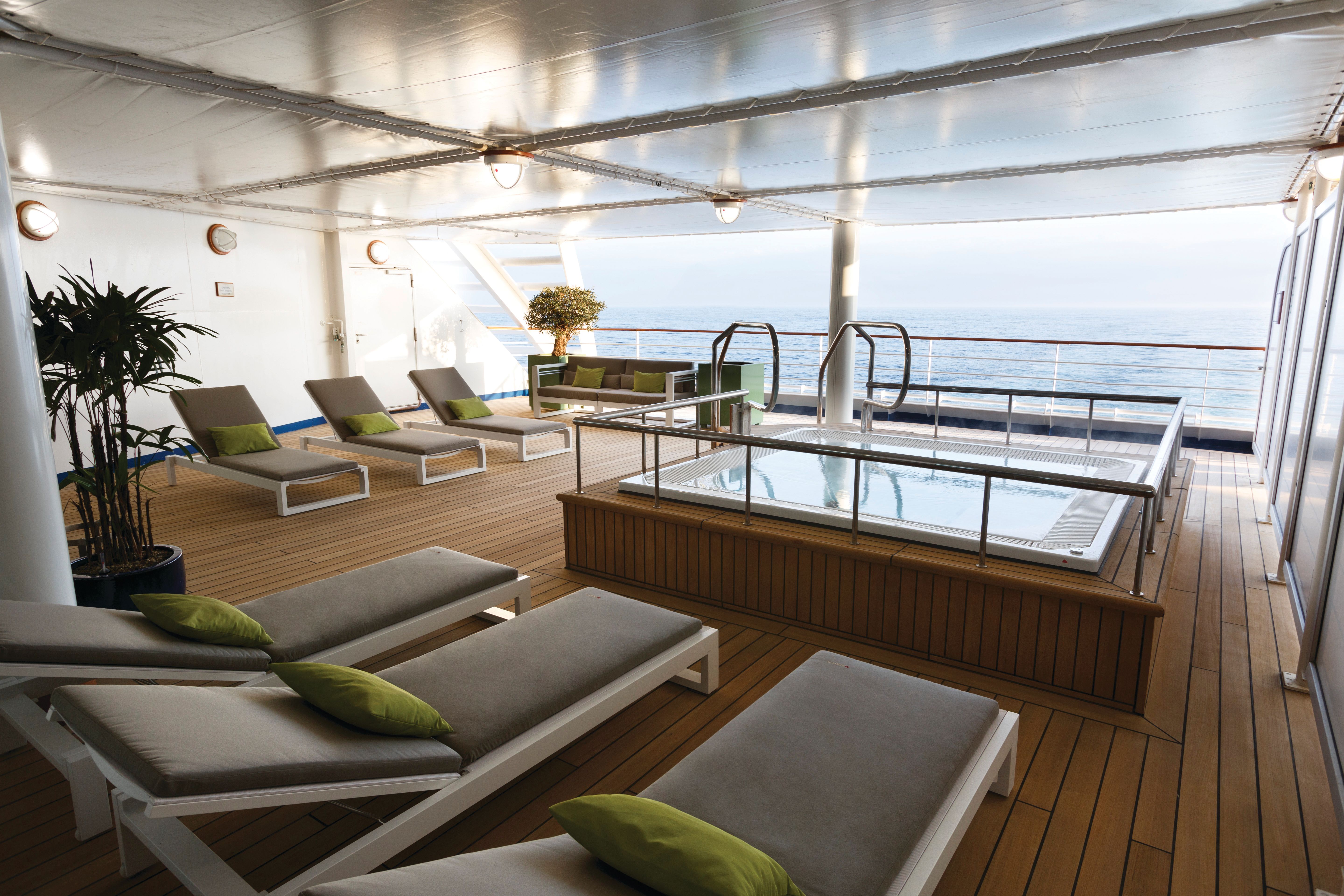 An elevated atmosphere at sea | Silversea