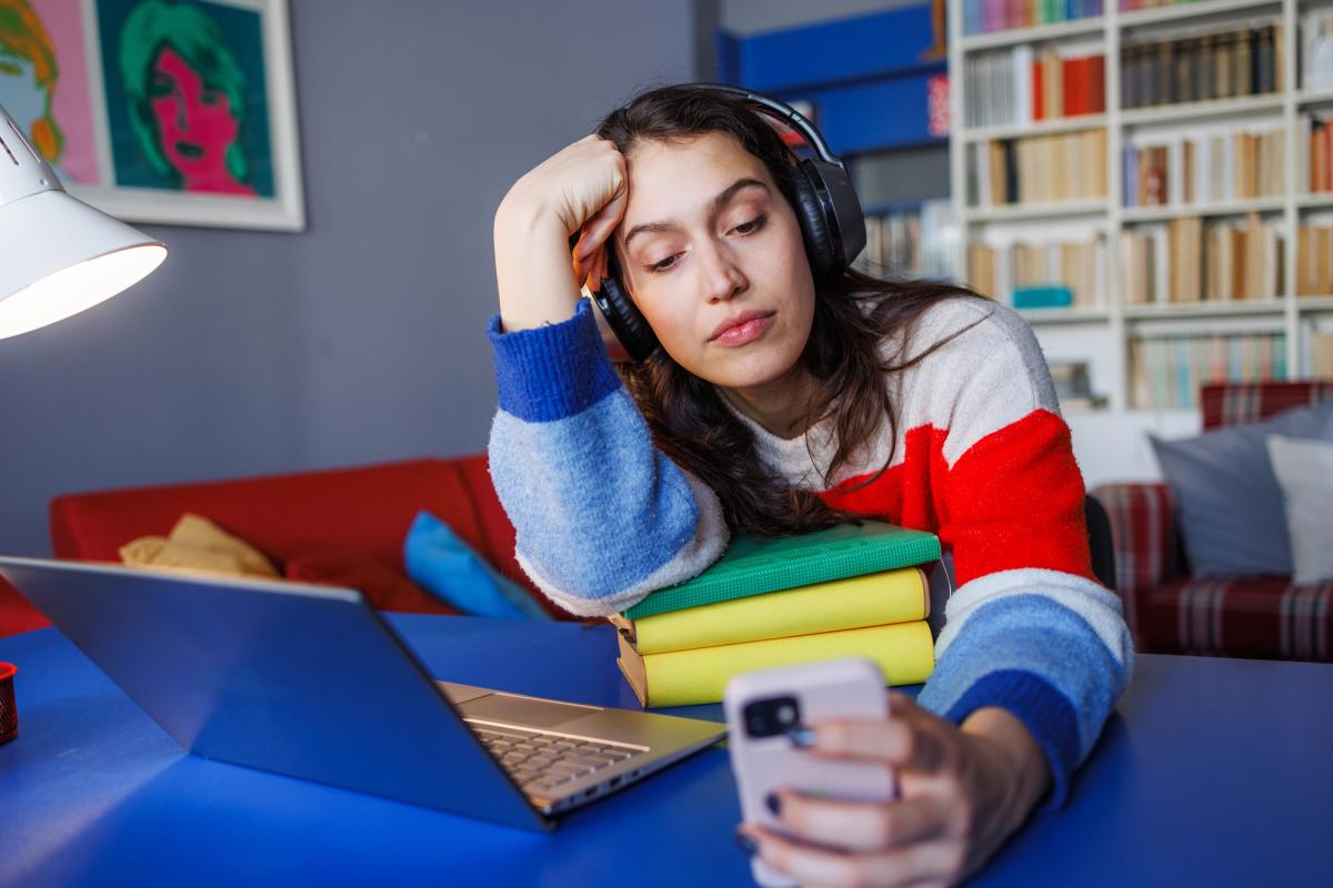 How to Stop Scrolling and Start Studying: 5 Tips for Procrastination