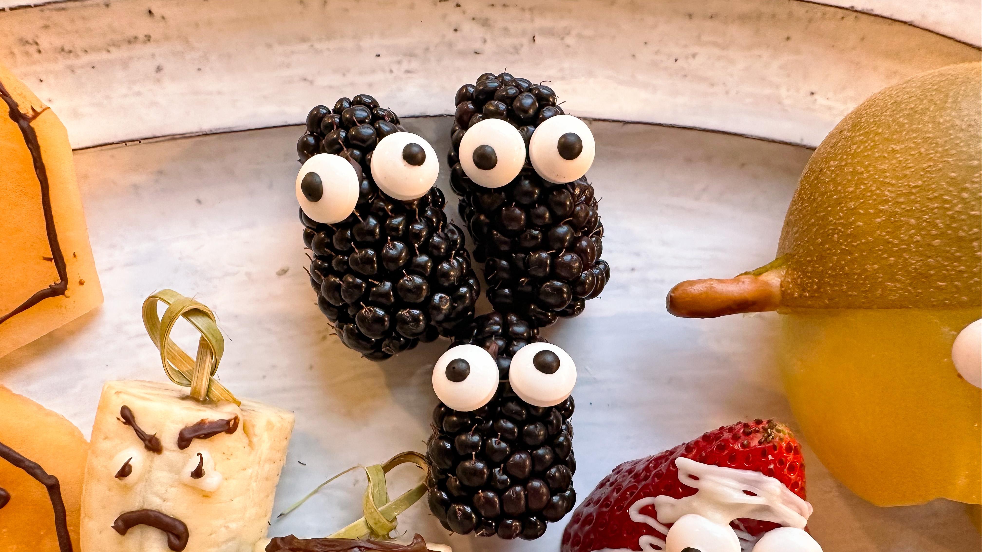 10 Edible Halloween Crafts to Make with Fruit