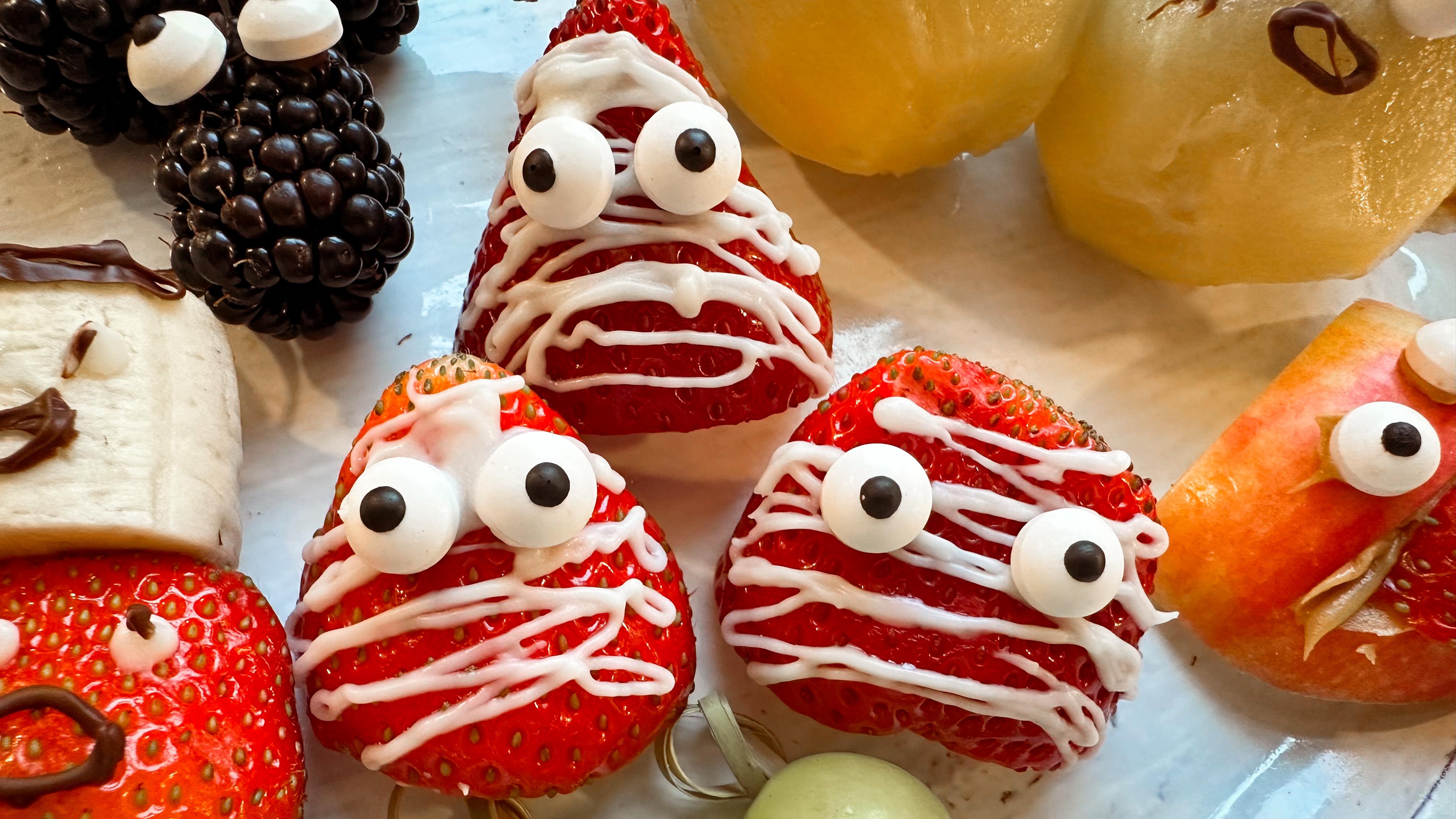 10 Edible Halloween Crafts to Make with Fruit