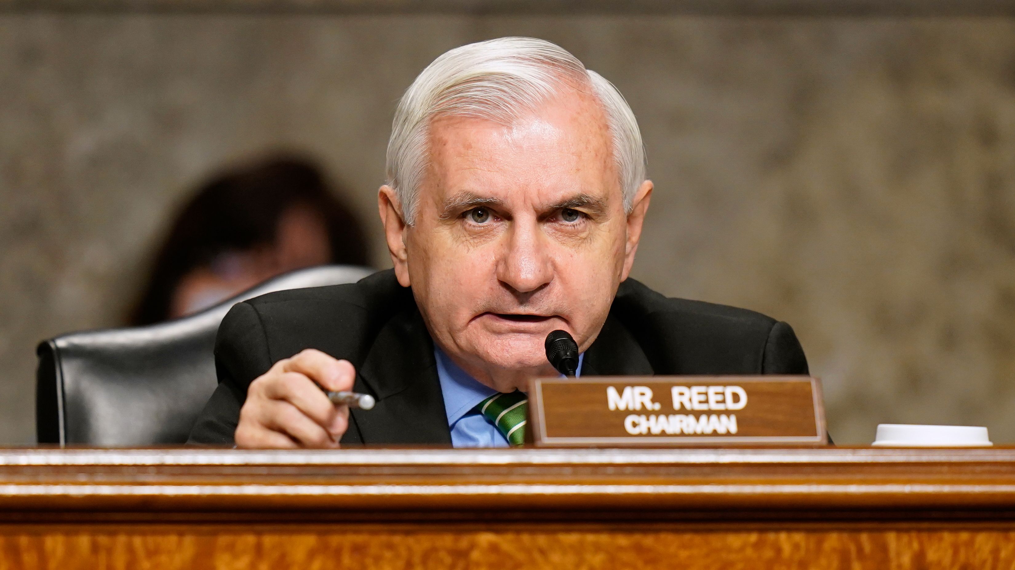 New U.S. Senate Bill Wants to Regulate DeFi Like a Bank