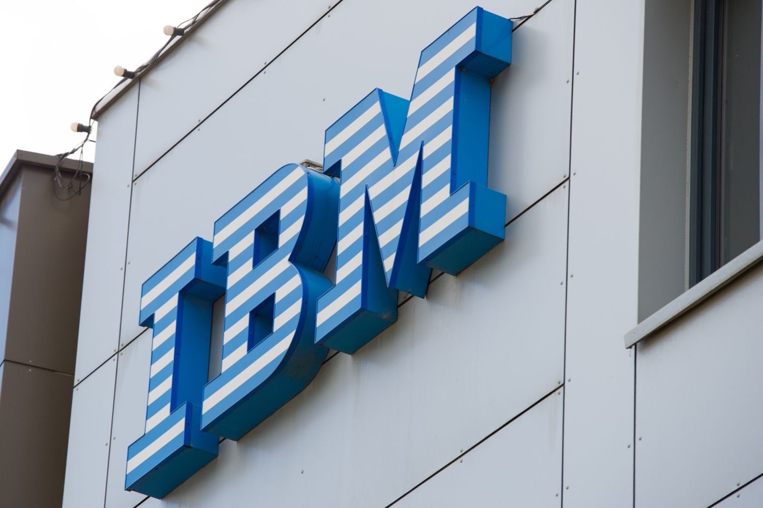 IBM Blockchain to Offer Decentralized Smart Contract Option